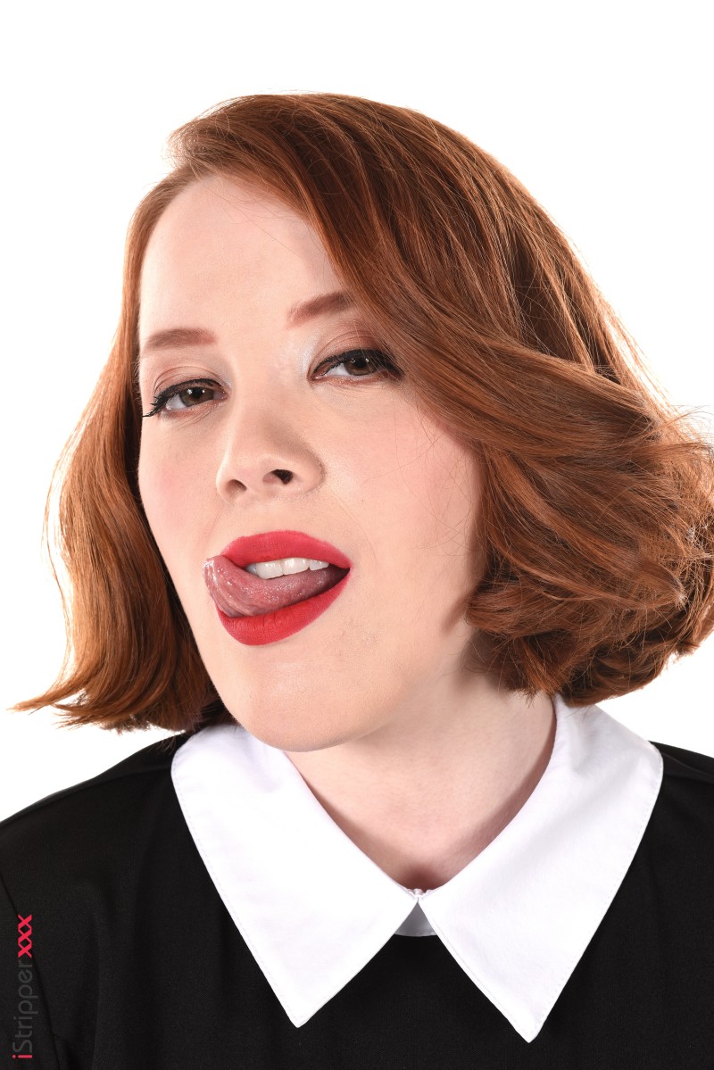 Lottie Magne teasing and stripping - Virtual Girls HD